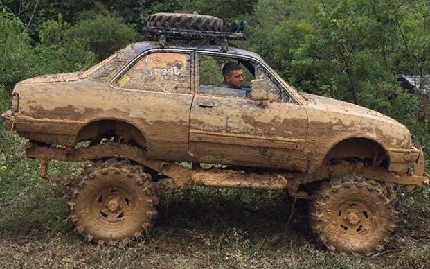 Brasileiro gasta R$ 25 mil para transformar Chevette em 4x4 dos sonhos